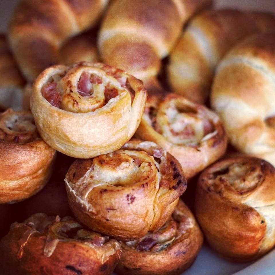 Jauhoton taikina : Nyhtökanalla täytetyt croissant-rullat