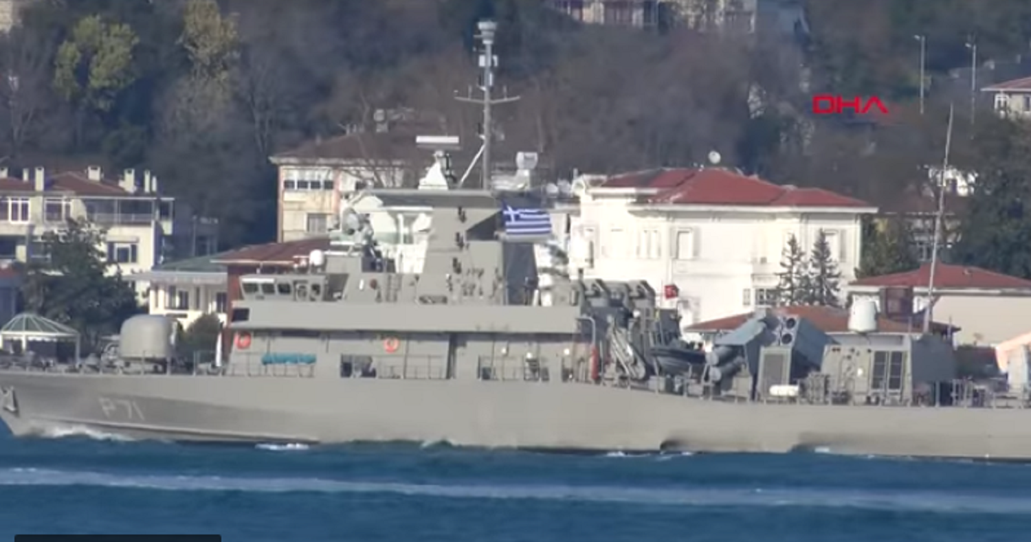 ΑΠΑΓΟΡΕΥΕΤΑΙ: Περναει με υψωμενη την Γαλανολευκη τα Στενα του Βοσπορου ...