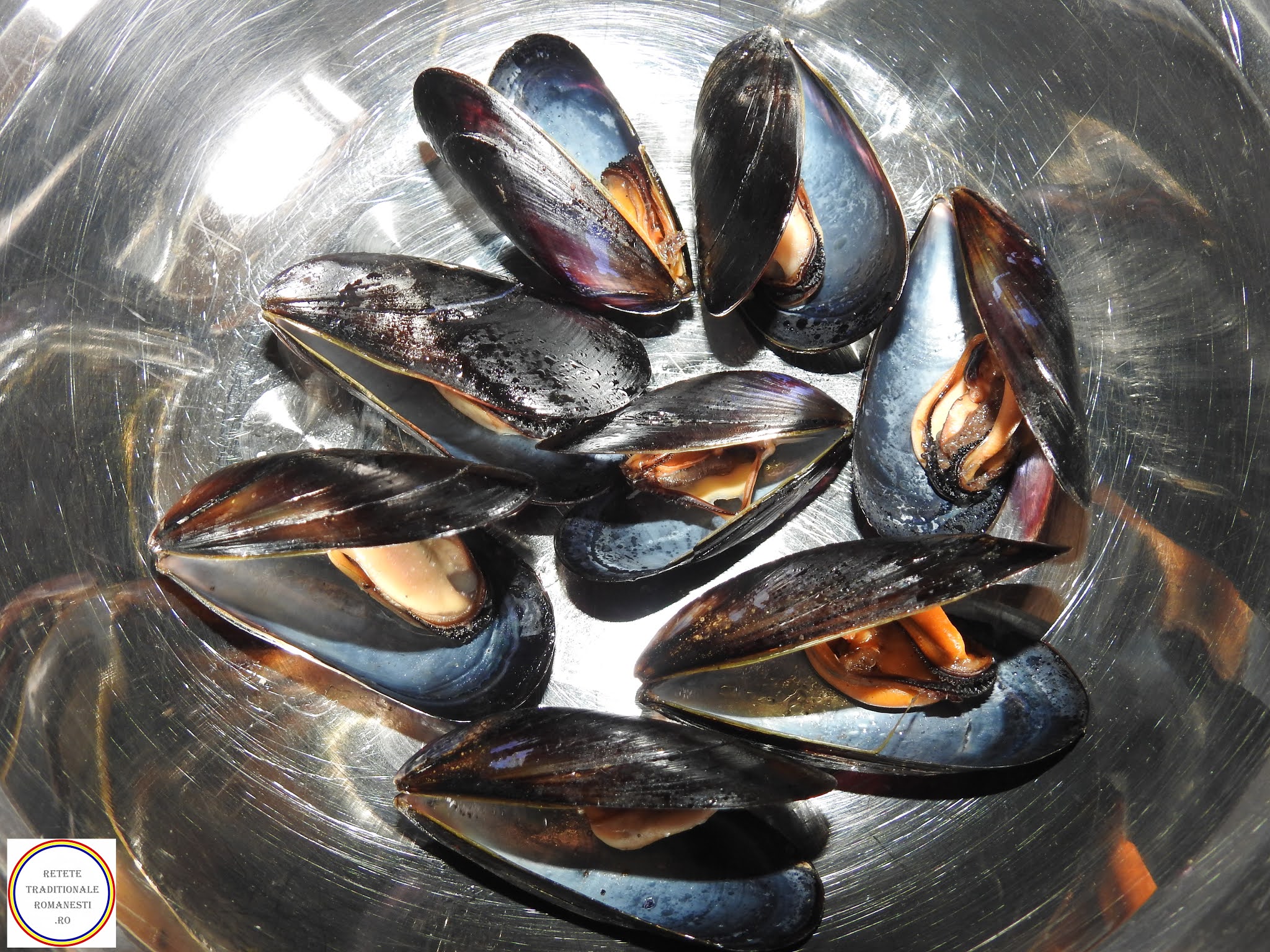 Retetetraditionaleromanesti.ro: Paste cu scoici si rosii cherry