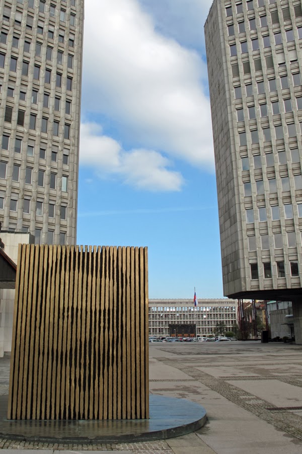 Simboli polpretekle zgodovine: LJUBLJANA - Trg republike