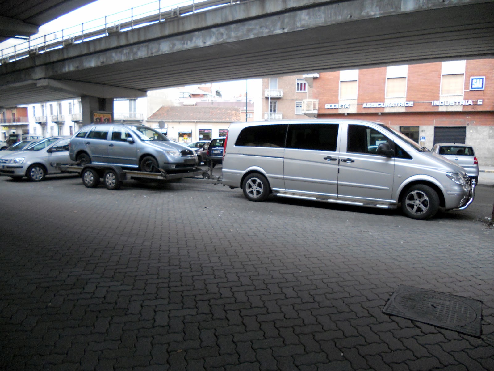 Leonardo-scatti in libertà: auto... al seguito
