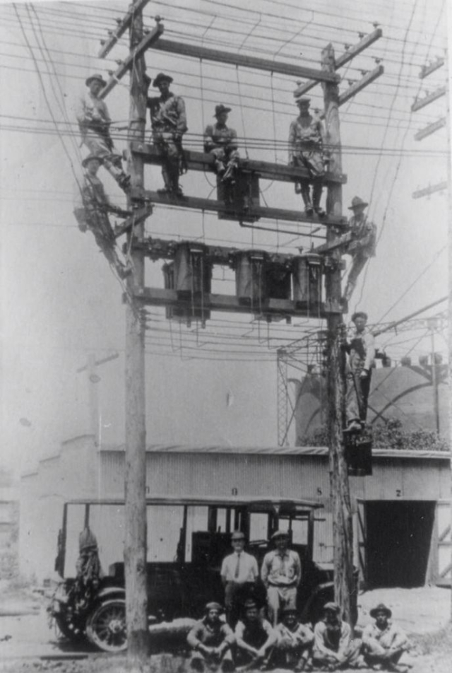 Amazing Vintage Photographs of Linemen on Utility Poles at the Turn of ...