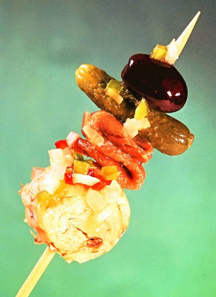 Pincho de pepinillo, bonito, anchoa, aceituna y vinagreta | Blasan