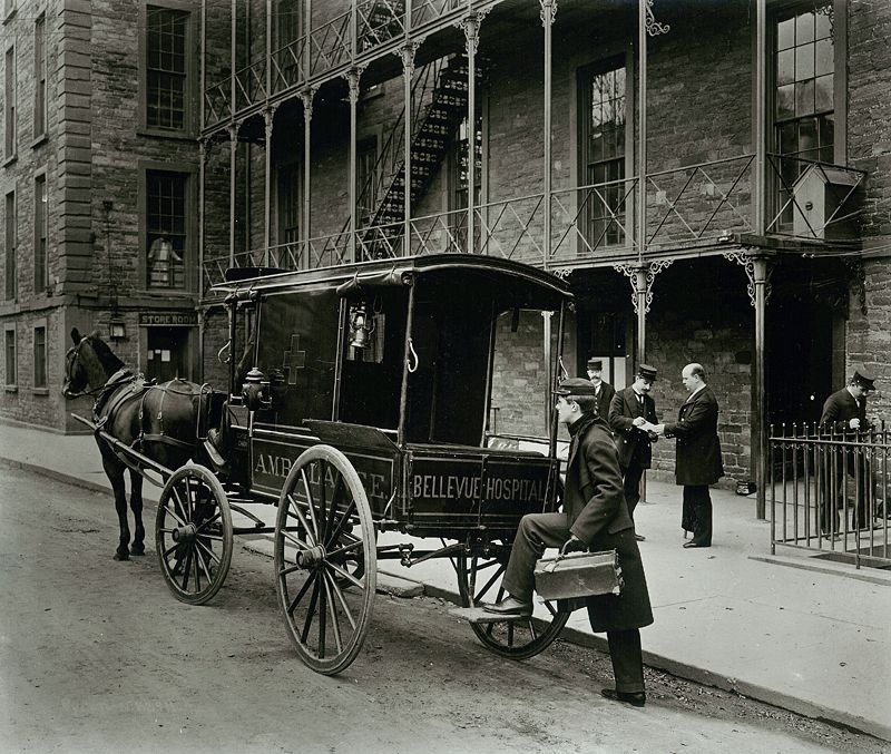 37 Historical Photos That Show Early Ambulances Over 100 Years Ago ...