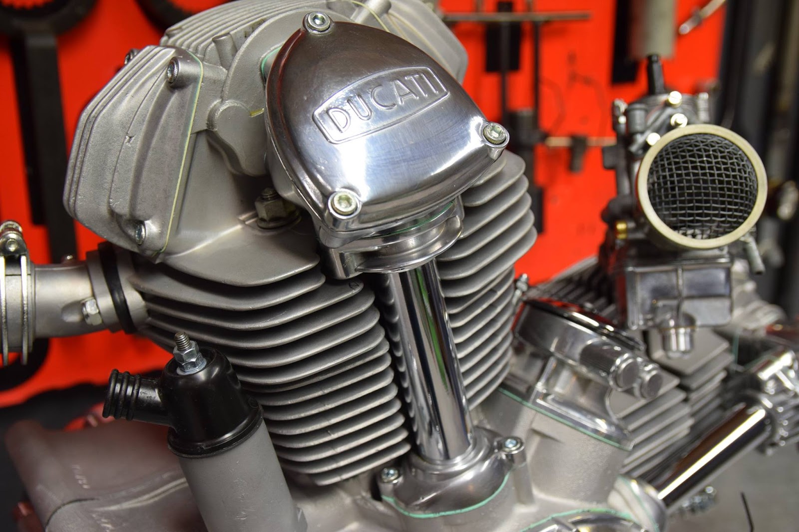 Racing Cafè: Engines - Ducati 750 Sport 1974