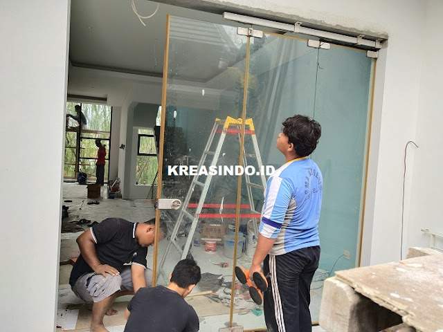 Jasa Pintu Kaca Fitting Tempered 12mm Terpasang di Jabodetabek yang Bergaransi