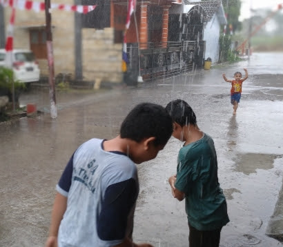 Kangen Main Hujan-Hujanan - damarojat blog lifestyle perempuan dan ...