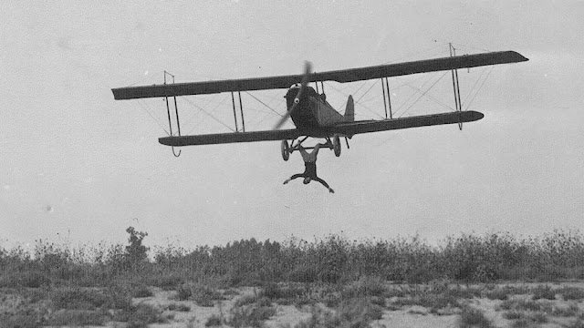 22 Vintage Wing Walking Photos That Prove Our Grandparents Were Out of ...