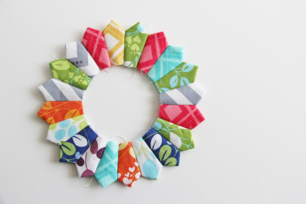 Dresden Plate Quilt Block Tutorial ~ DIY Tutorial Ideas!