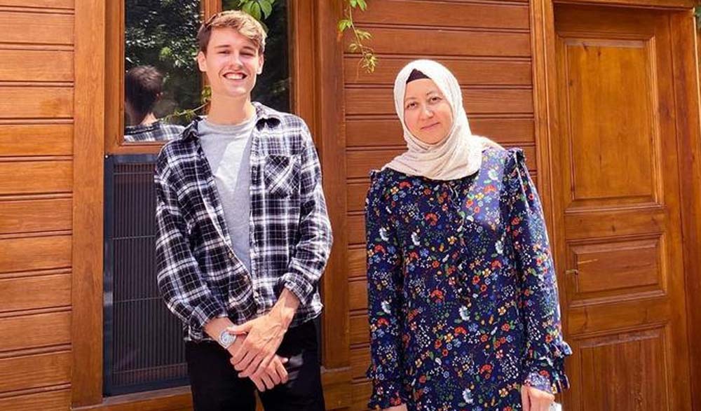Sering Travelling ke Negara Muslim, Youtuber Asal Inggris Resmi Mualaf ...
