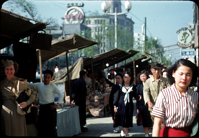 35 Fascinating Color Snaps Capture Everyday Life of Tokyo in the Early ...