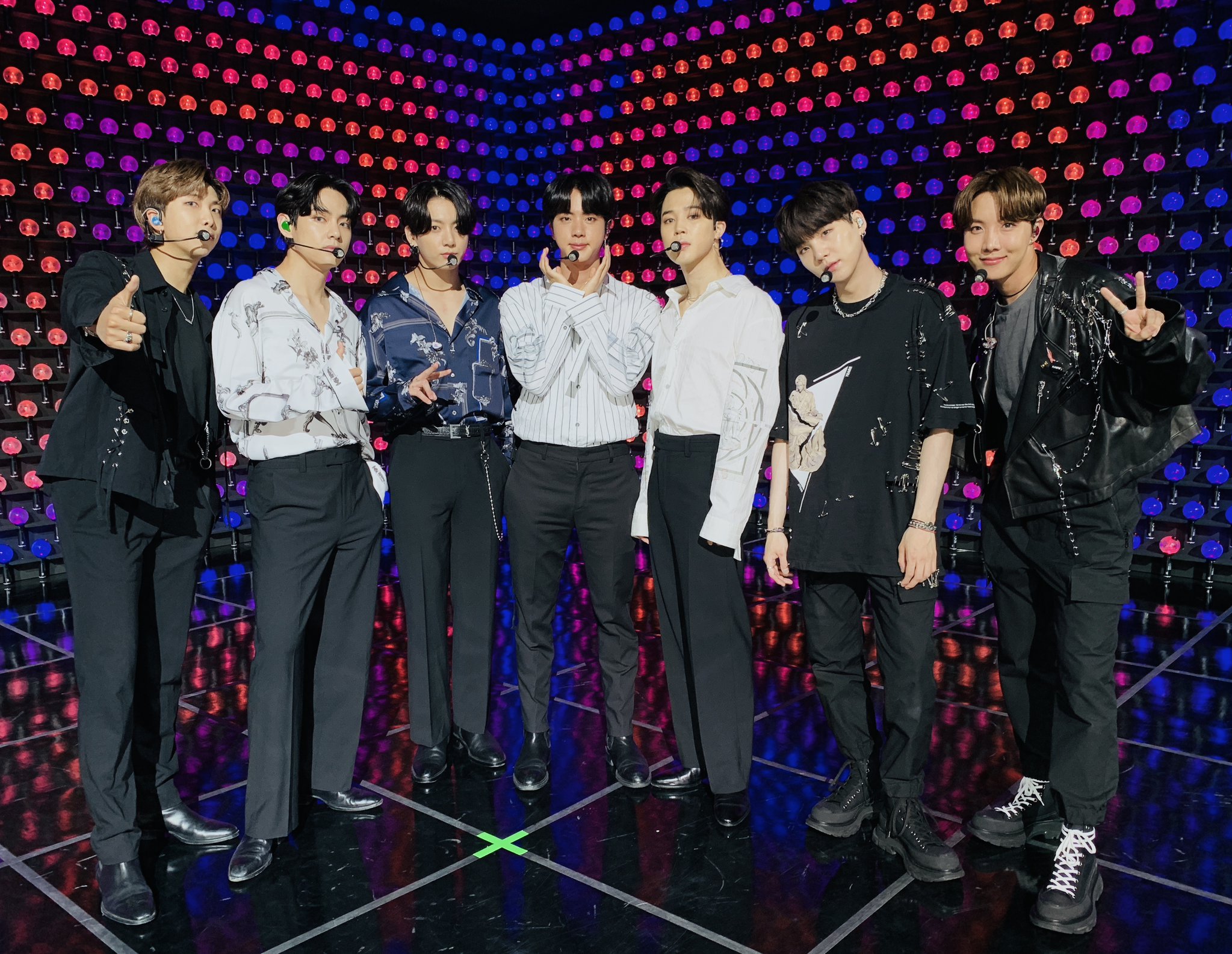 BTS ARMY Bentuk Angka 7 di Hutan Amazon