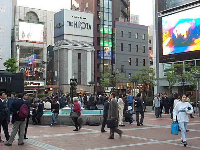 Tokyo - Here and There: 2000年の東京 - 新橋噴水、常磐線開けられる窓、ロンドン・パブ・バス、立ち読みなど ...