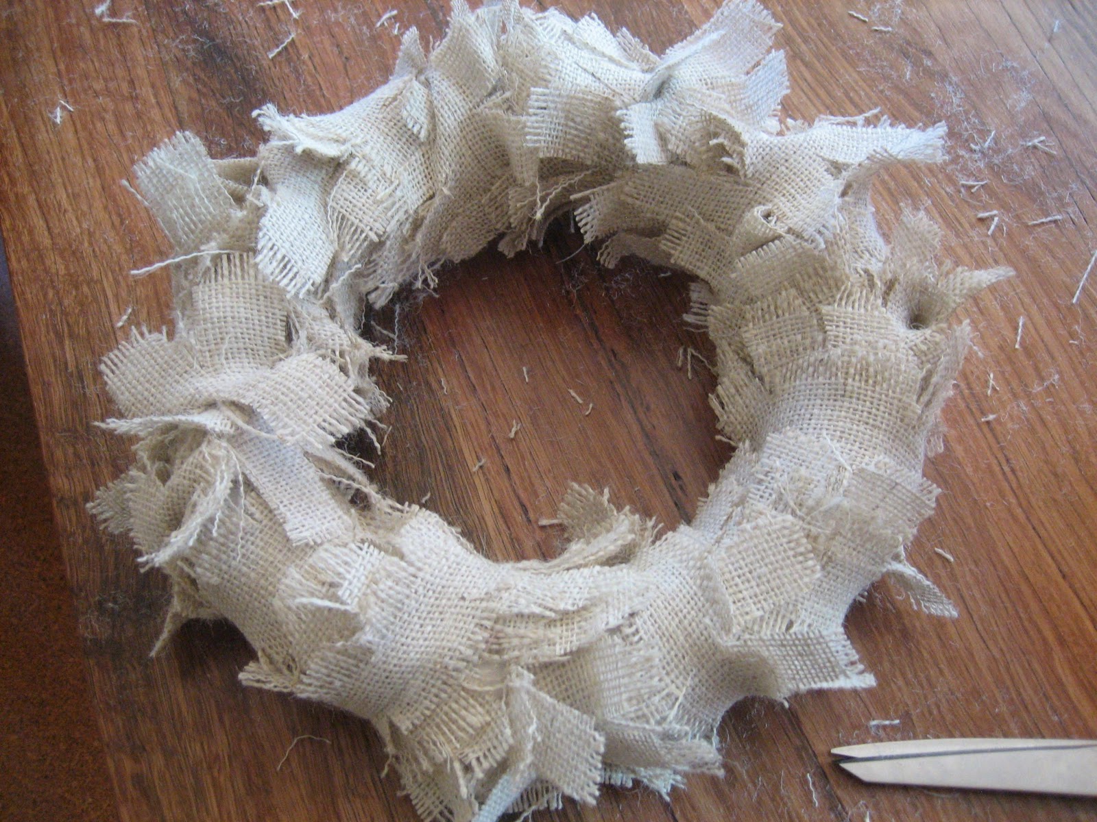 Let's go Moerkabout: Quick and easy burlap wreath tutorial.