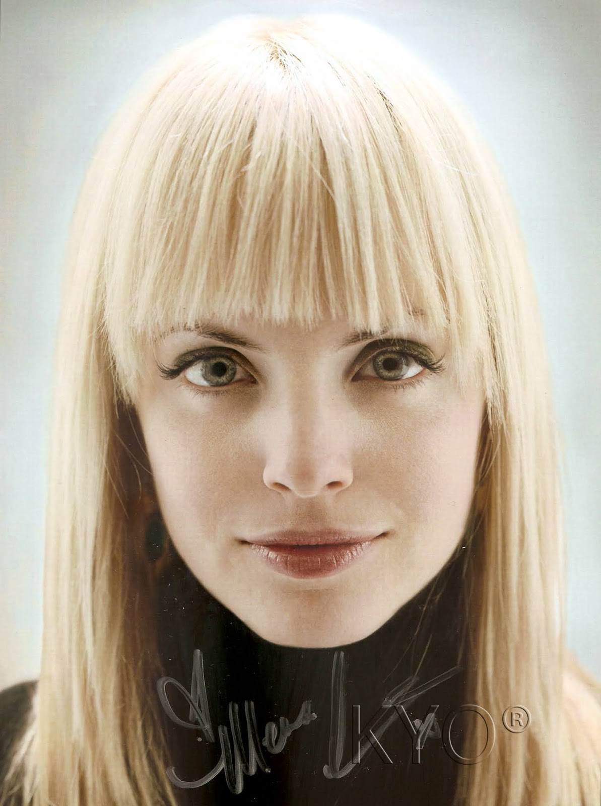 Chris Autographs: Mena Suvari