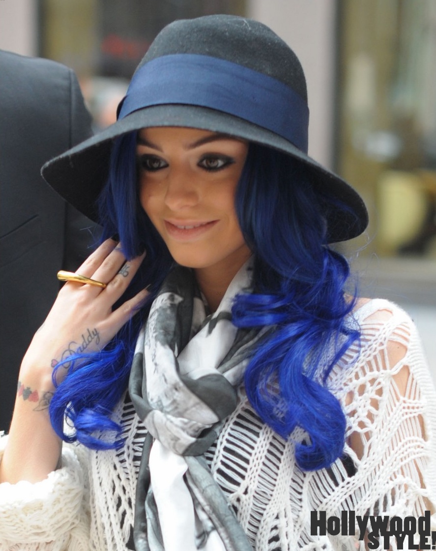 Cher Lloyd pinta su cabello de Azul Rey! ~ Hollywood Style!