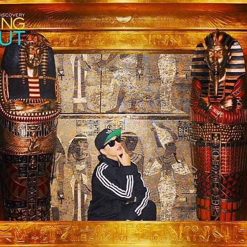 Retro Bikini: Katy Perry positively sizzles in a Bikini during the pool ...