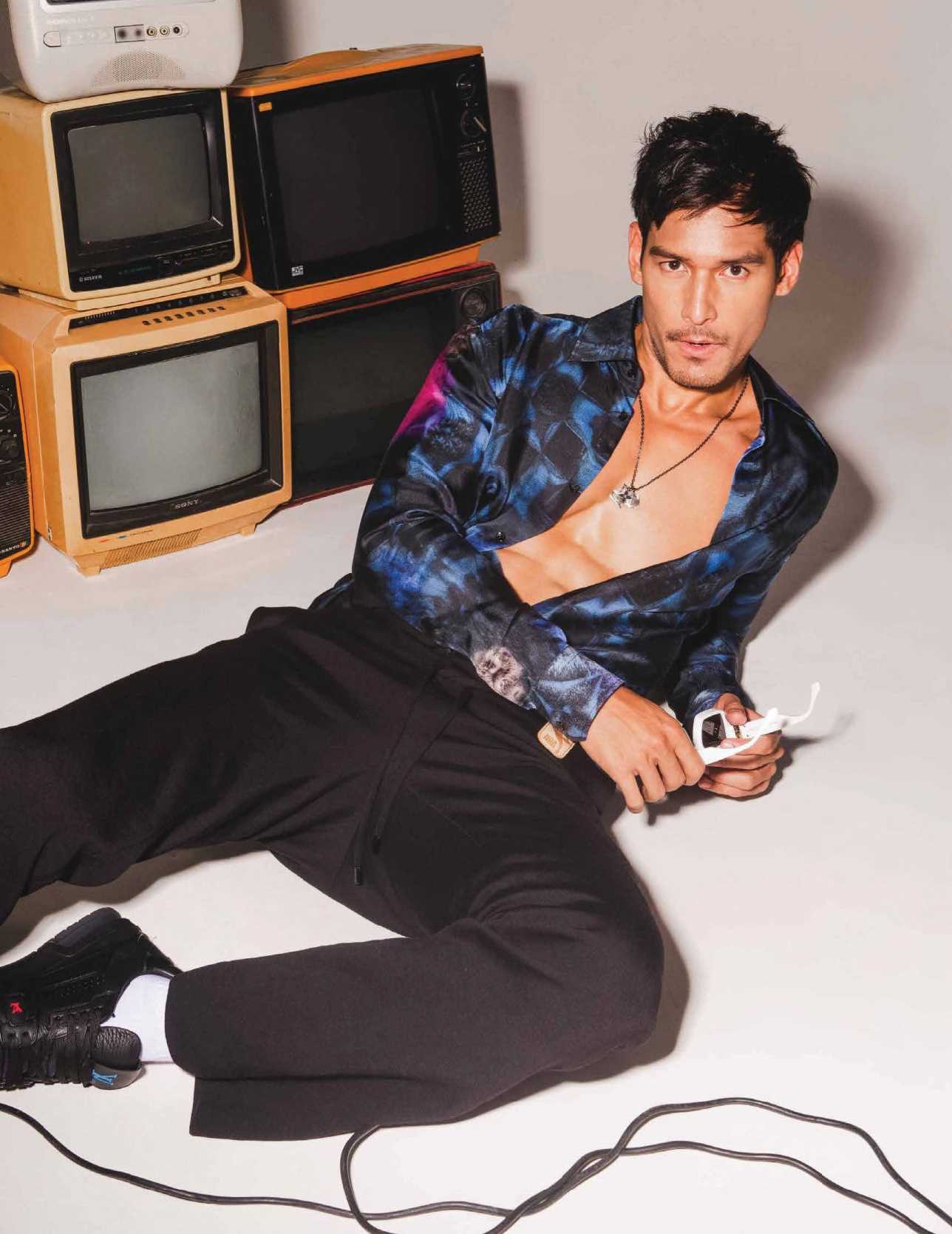 Richard Kyle se enfunda en look de Louis Vuitton para el número de ...