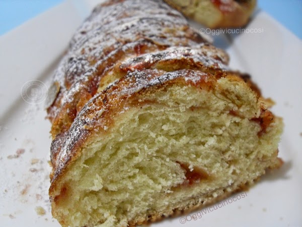 Oggi vi cucino così!: Re - cake: Treccia con confettura di Fragole