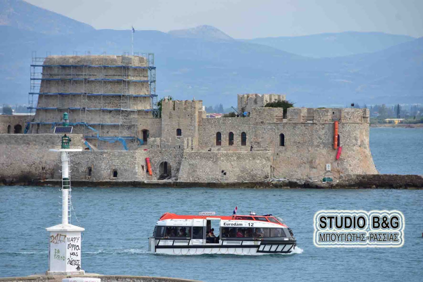 anatoliko blog: ΤΟ ΚΡΟΥΑΖΙΕΡΟΠΛΟΙΟ EURODAM ΜΕ 2000 ΤΟΥΡΙΣΤΕΣ ΣΤΟ ΝΑΥΠΛΙΟ