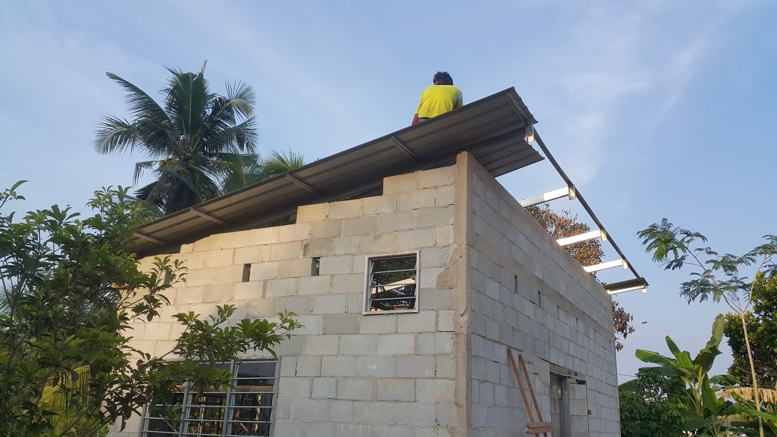 Proses pemasangan .atap zink - DIY RoomStay