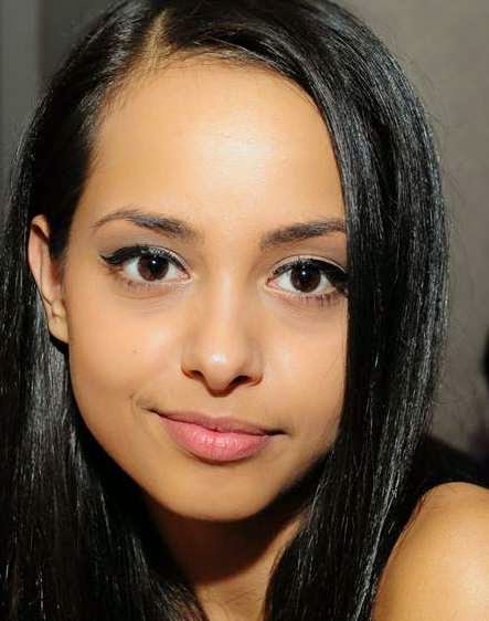 Biografia LARISA BORZA aka LARISS noua vedeta de la debut cu DALE PAPI ...