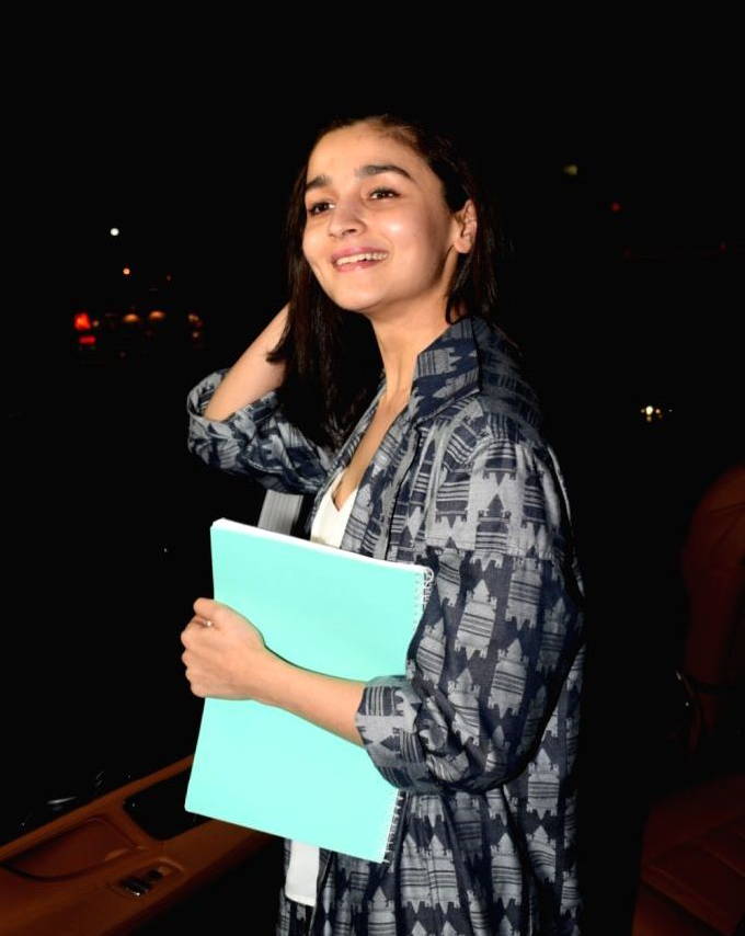 Actress Alia Bhatt Seen At a Salon Without Makeup Real Face - Glamorous ...