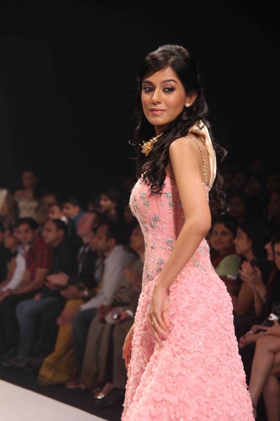 Best Celeberties Wallpapers: Amrita Rao Ramp Walk At IIJW Wallpapers