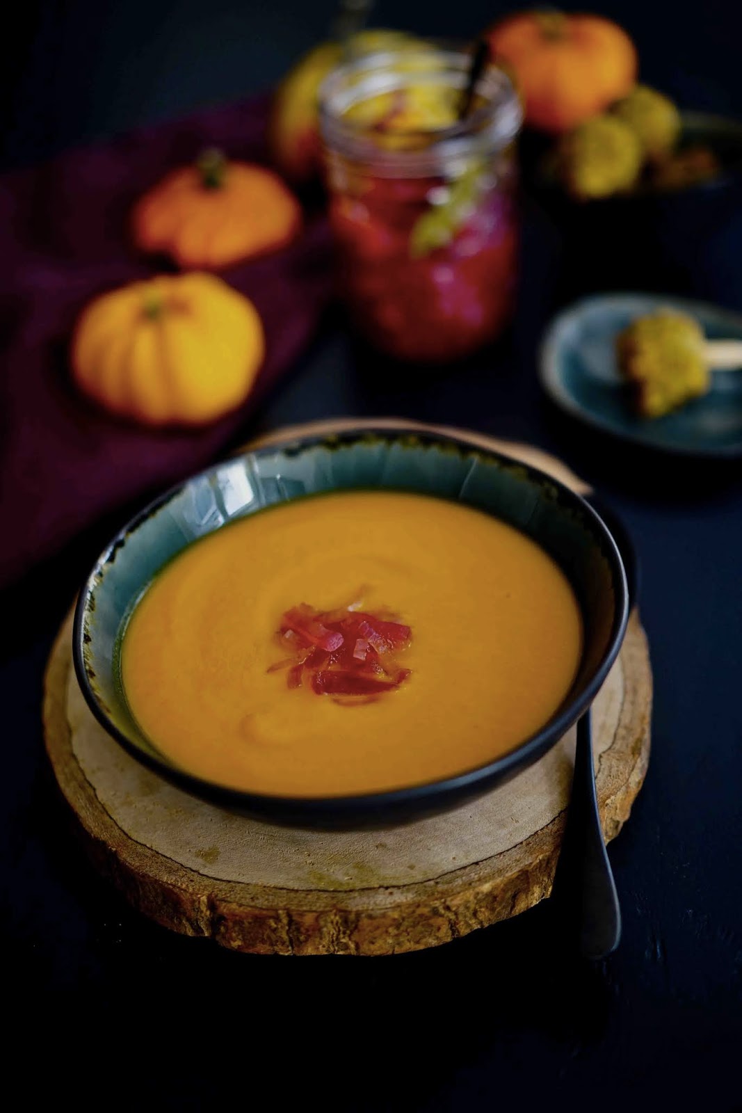 Soupe de courge butternut aux pickles d'oignons rouges / On dine chez Nanou