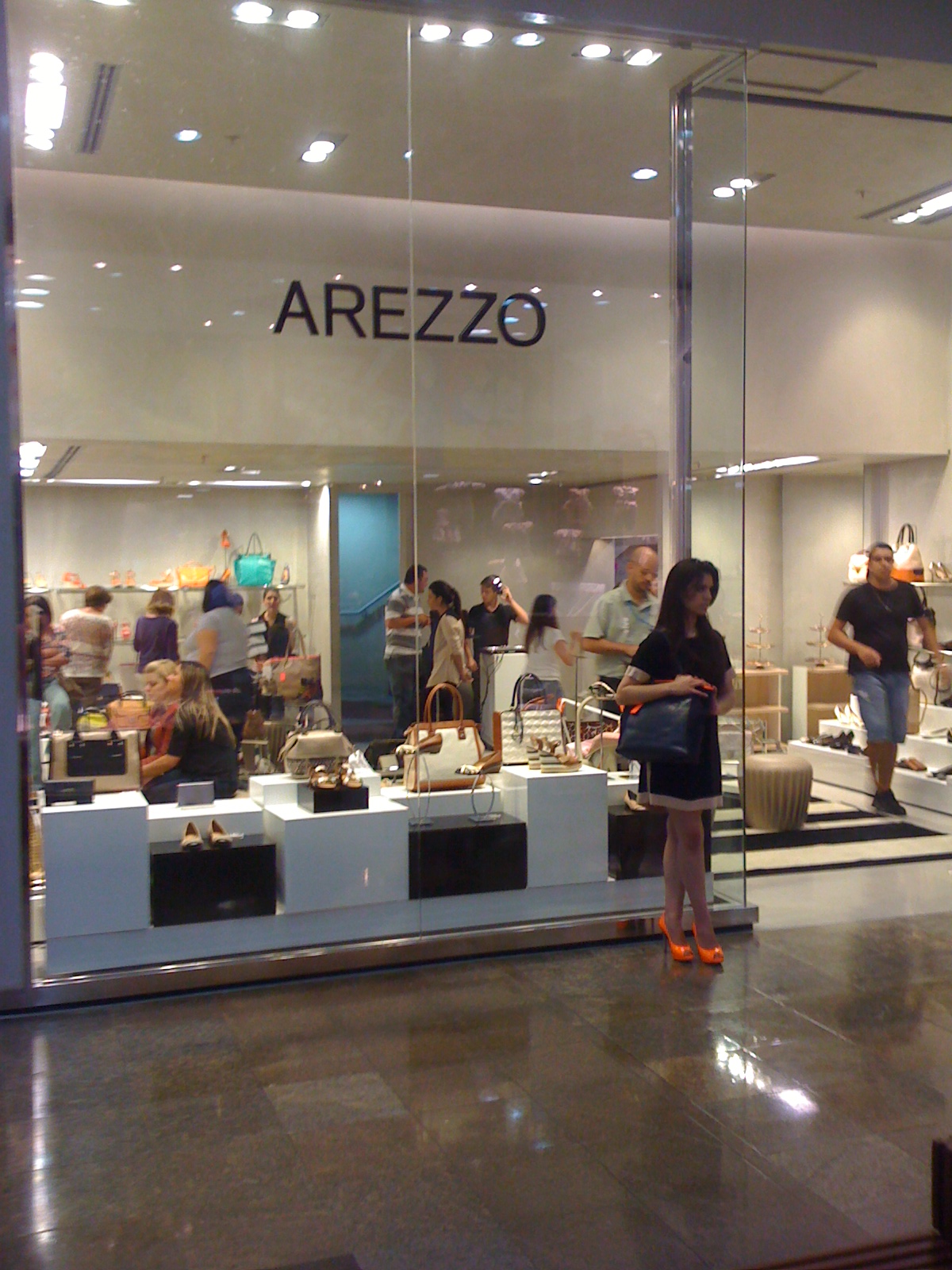 Moda,uma opinião.: Arezzo apresenta seu verão em loja reformulada