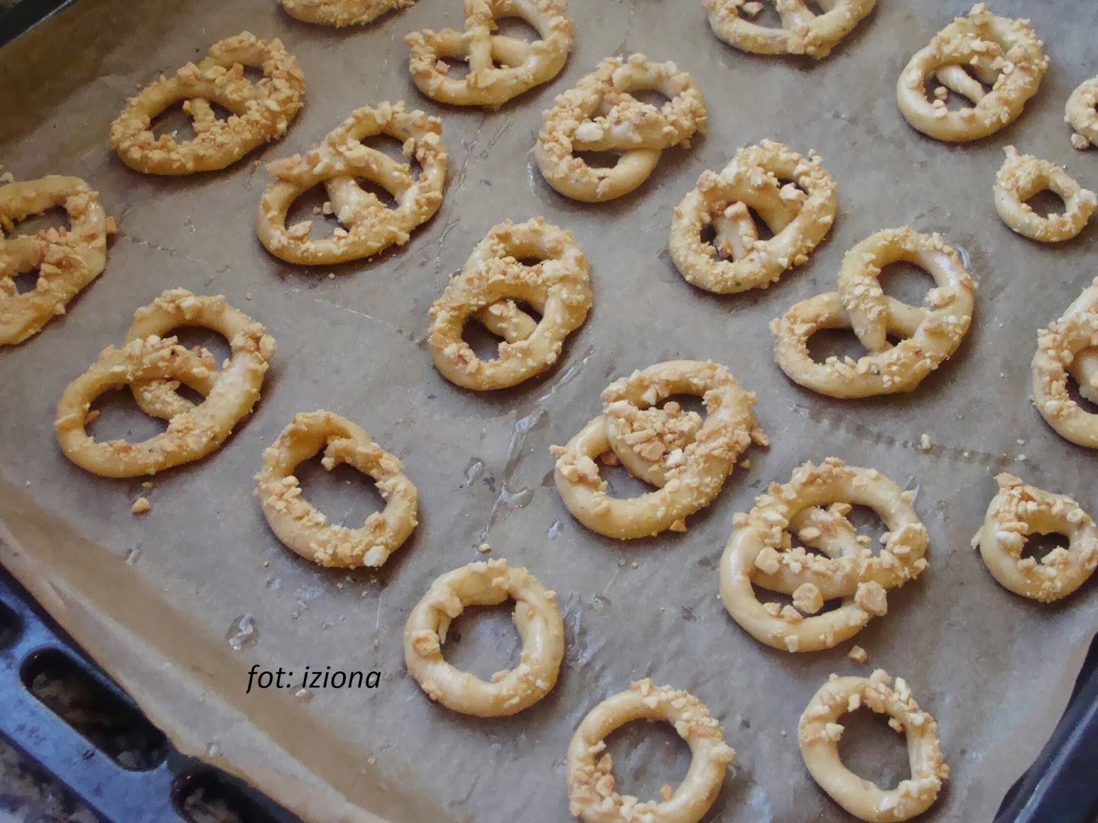Izioni pyszne smaki: Ziołowo-orzechowe precelki