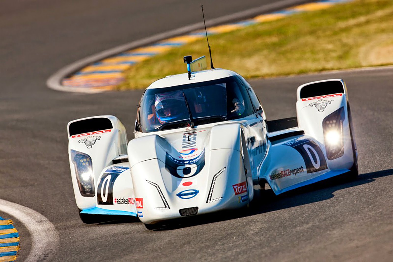 Ultimate Cars Test Drives And Car Reviews Debuta El Primer Auto De Carreras Sin Espejos
