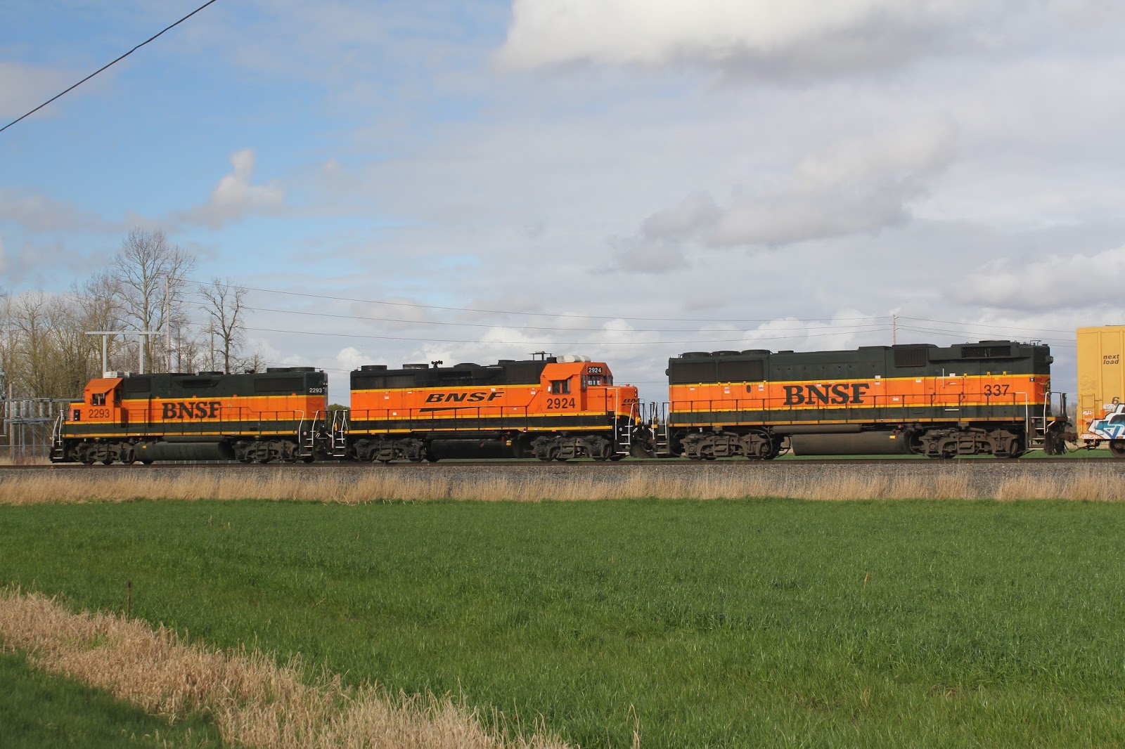 Railfan in Sumas, WA: sunny, BNSF engines 2293/GP38-2, slug 337/GP60B and 3924/GP39-2, 11:45am ...