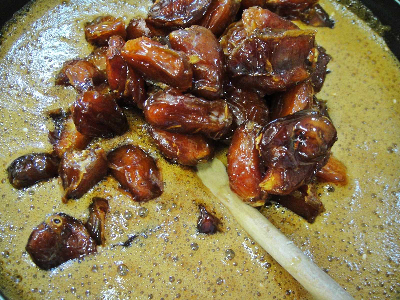 Maryam's Culinary Wonders: 1118. Iraqi Honeyed Dates