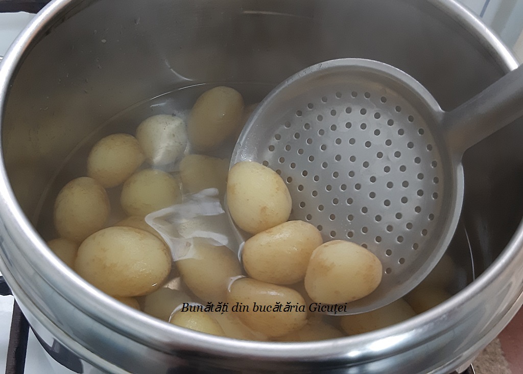 Cartofi noi fierti si rumeniti in cuptor - Bunătăți din bucătăria Gicuței