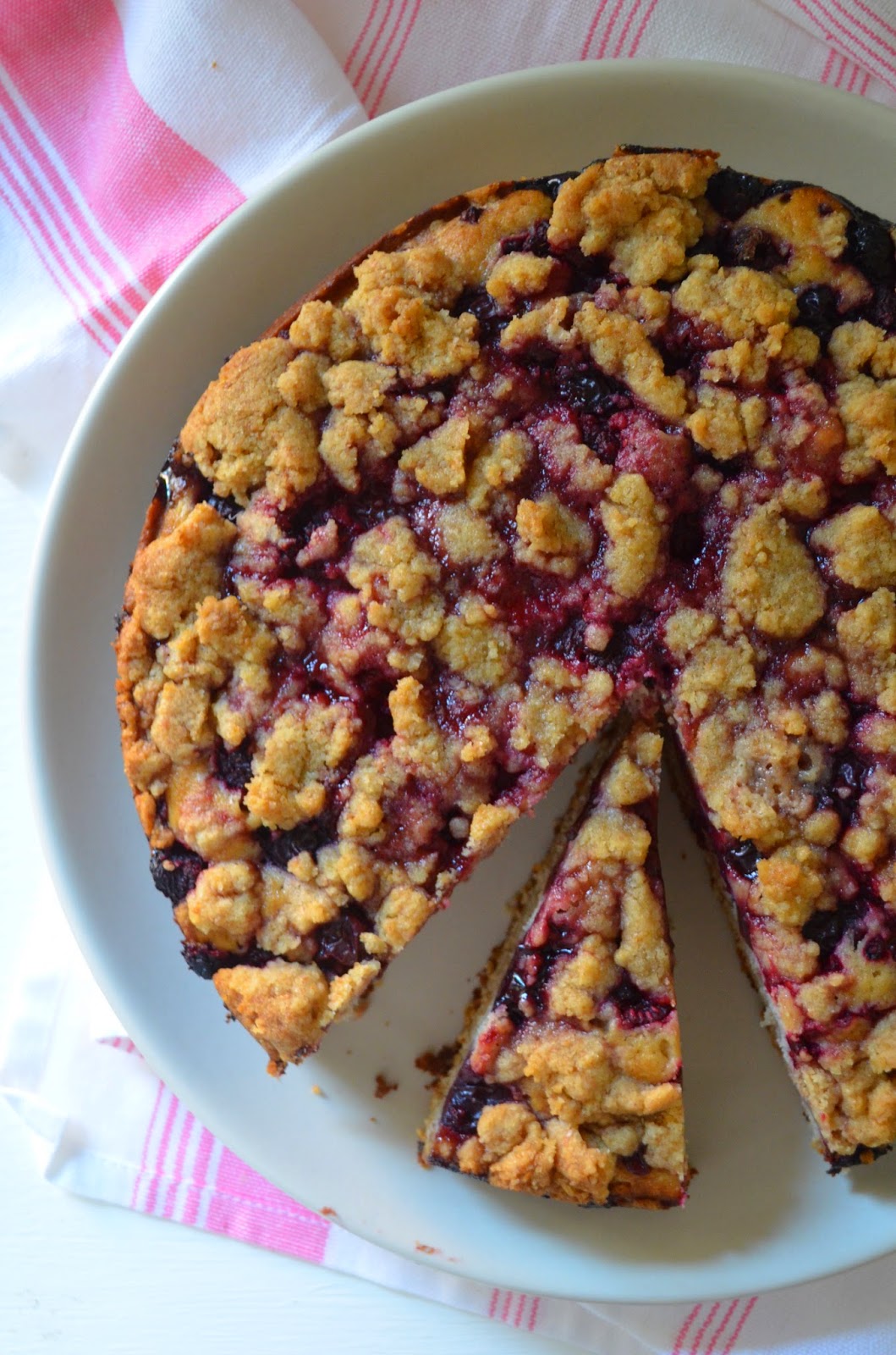 amour fou(d): fruit-filled coffee cake.