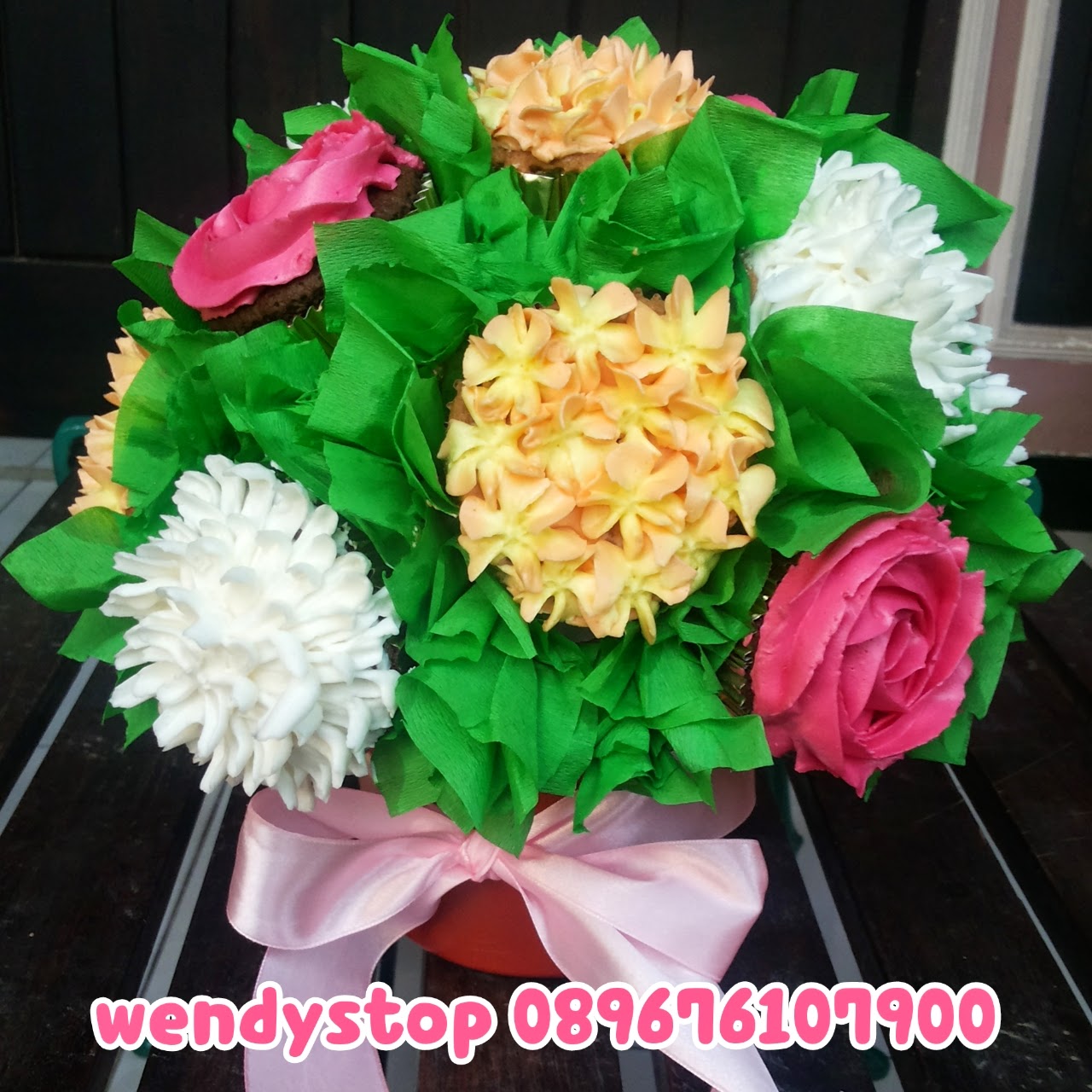 Wendy's Top Cake: Bouquet Bunga Ekonomonis berisi 12 Cupcake