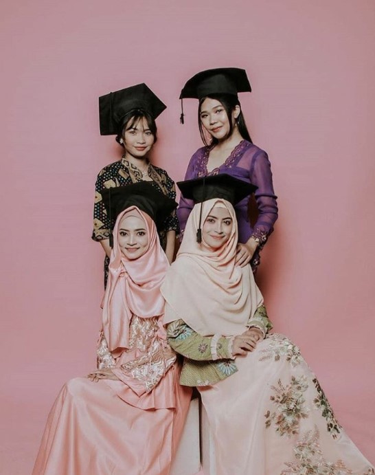 √ 29 Model Hijab Wisuda Menutupi Dada Syari yang Islami Modern Terbaru ...
