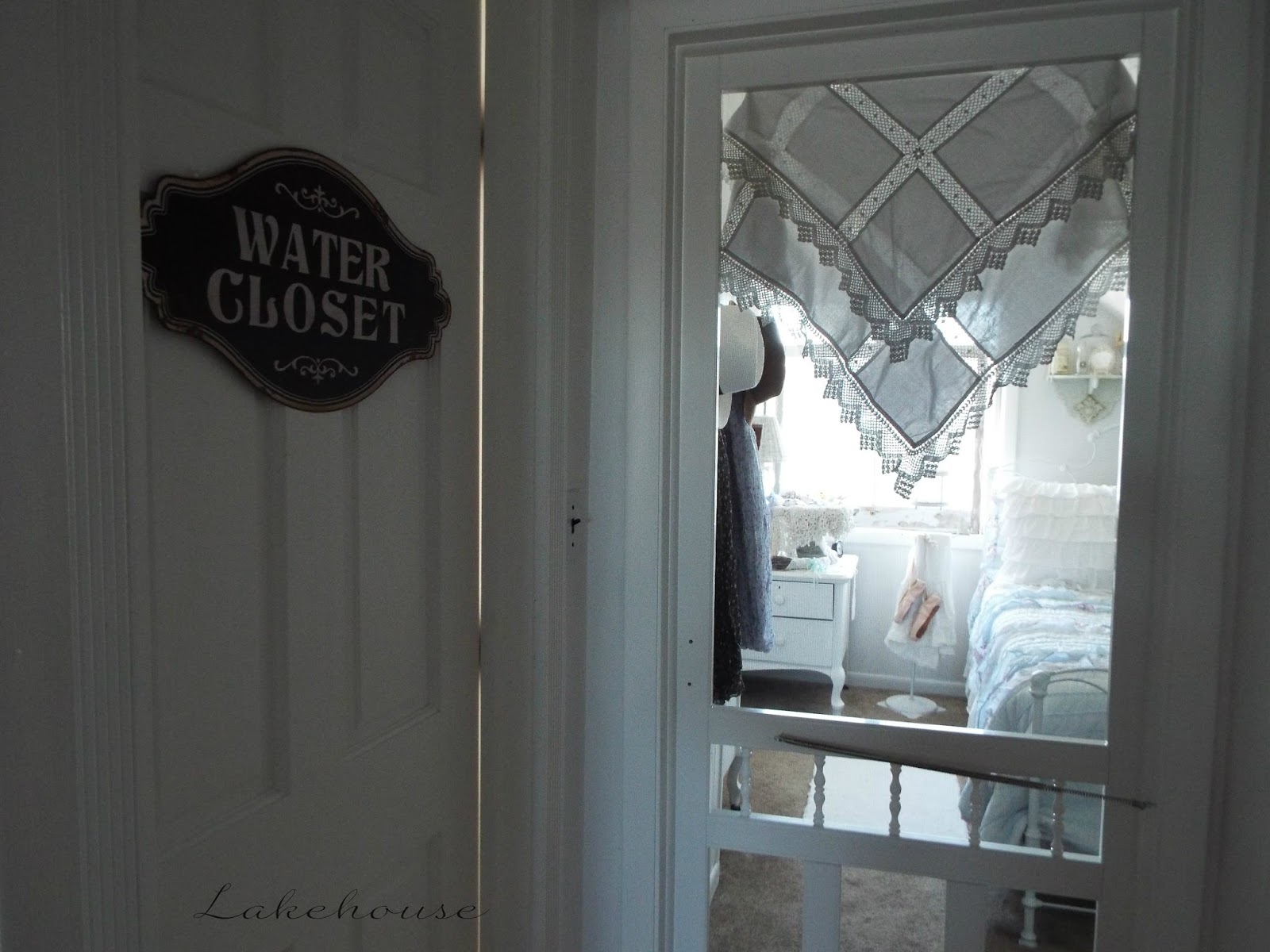 BLUEBIRDS AND MANDOLINS: Screen doors on bedrooms???