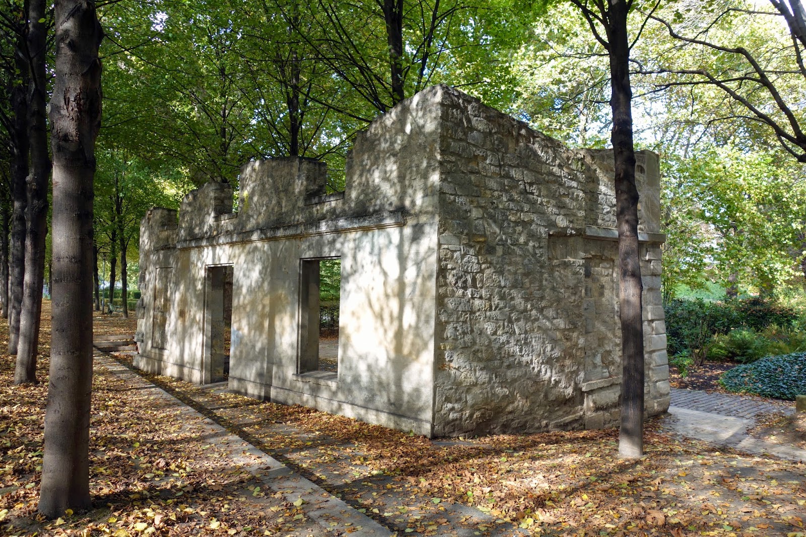 Paris : Ruines d'une folie datant du XVIIIème siècle dans le parc de ...