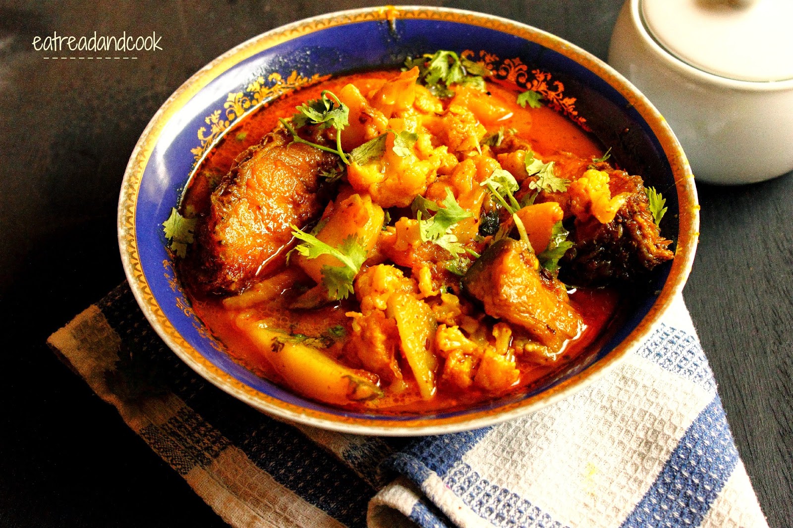 Sobji Die Macher Jhol / Bengali thin Fish Curry with Vegetables