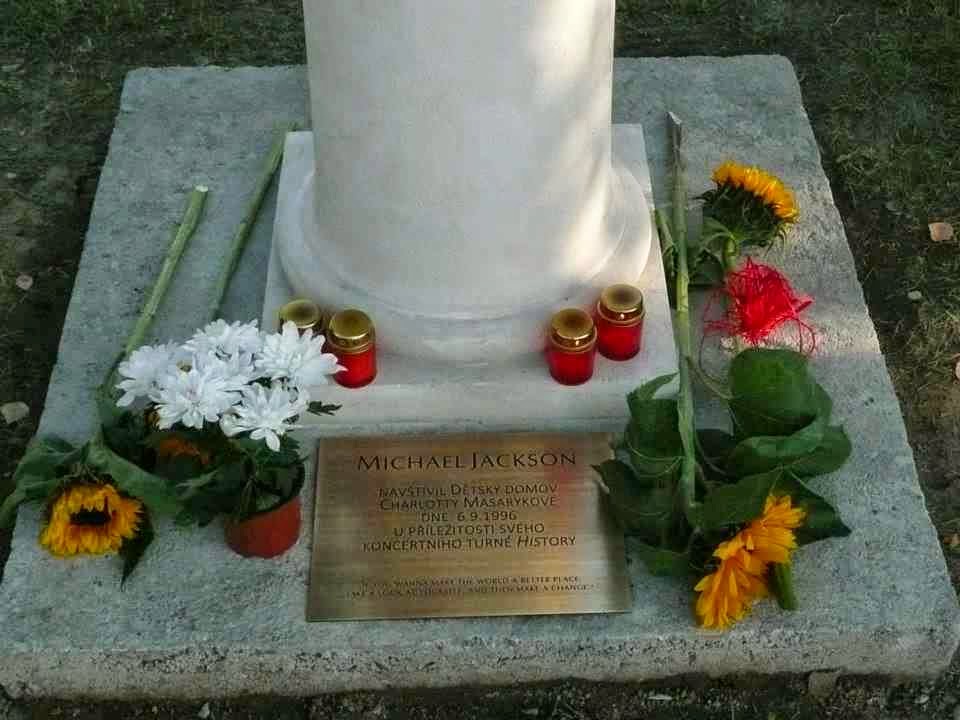 ♚EL UNICO REY DEL POP MICHAEL JACKSON♚ : Memorial y busto de MJ ...