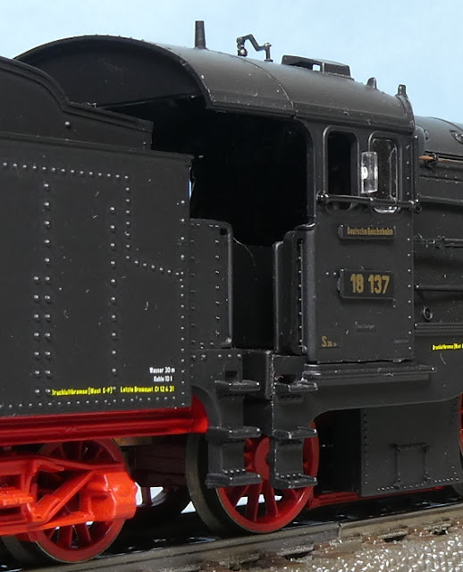 ドイツ国鉄 DRG 急行用旅客用蒸気機関車 BR 18.1 137号機 (ROCO 43218)