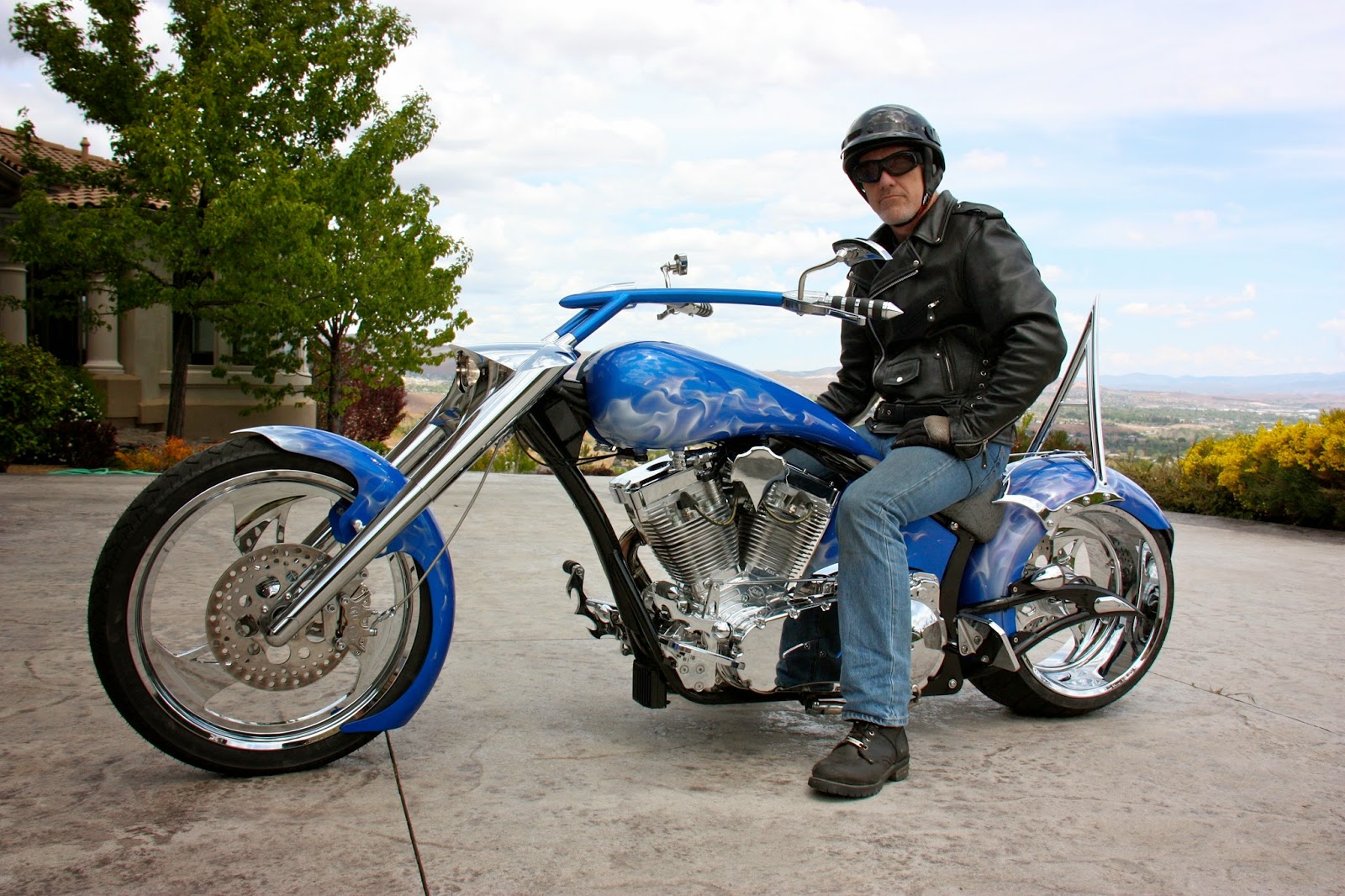 Vultures Motorcycle Club: Vulture Custom Build