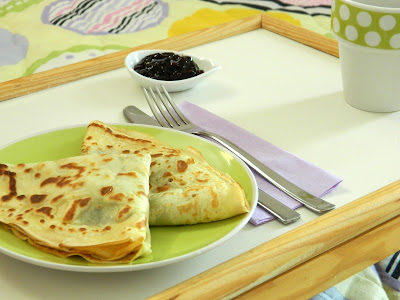 Bucataria casei noastre: Clatite economice si foarte moi, cu lapte acru