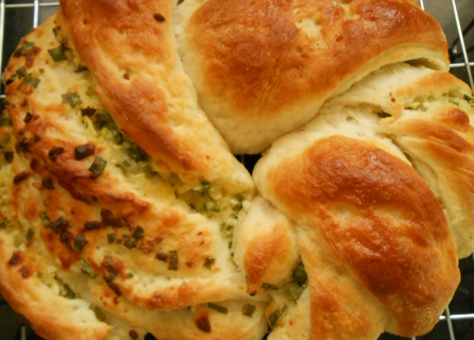 Garlic, cheese and spring onion twist | Bake Tales