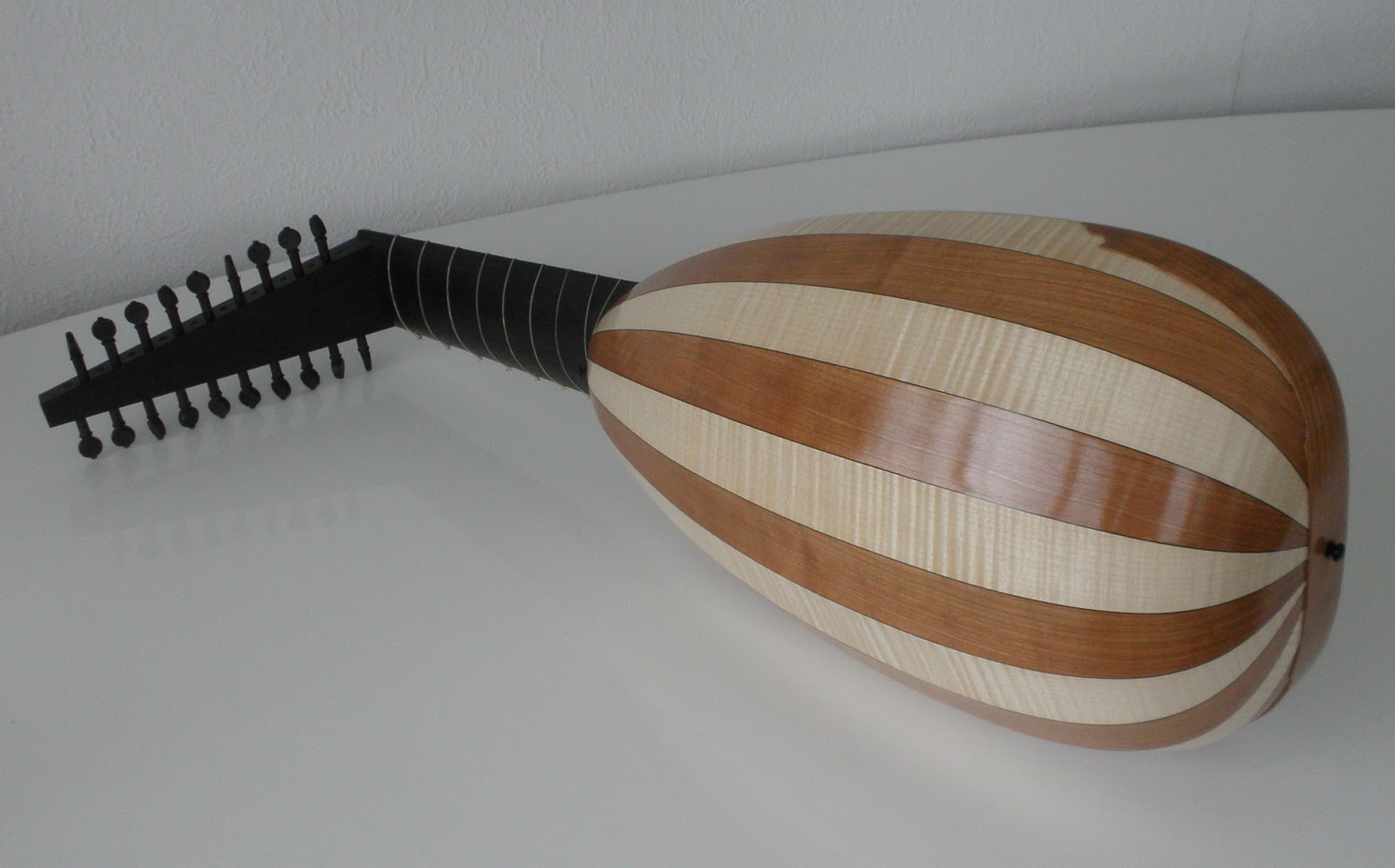 Buying a Lute: Renaissance lutes