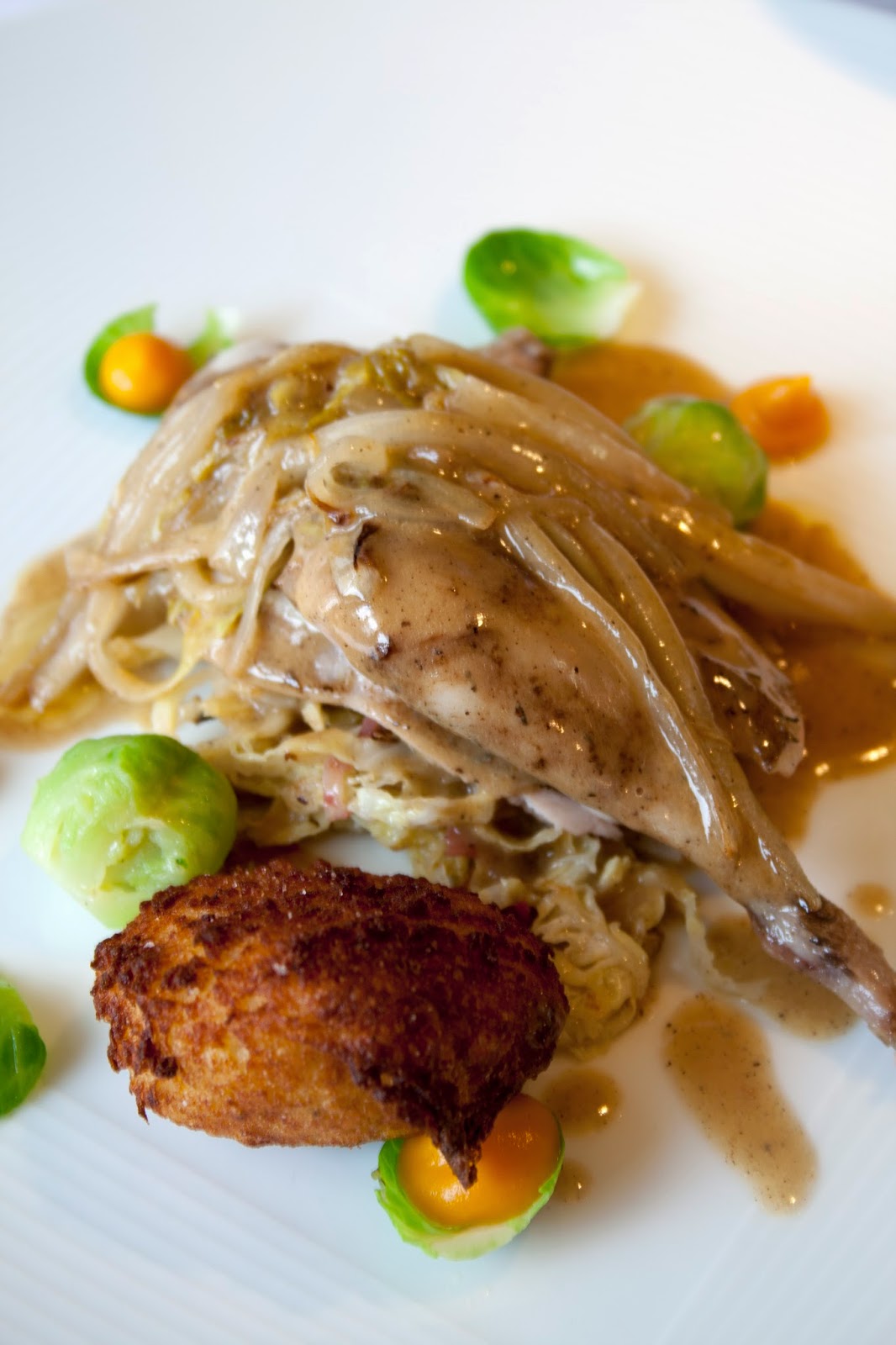 Patrijs geflambeerd met cognac, groene kool, spruitjes, wortelpuree ...