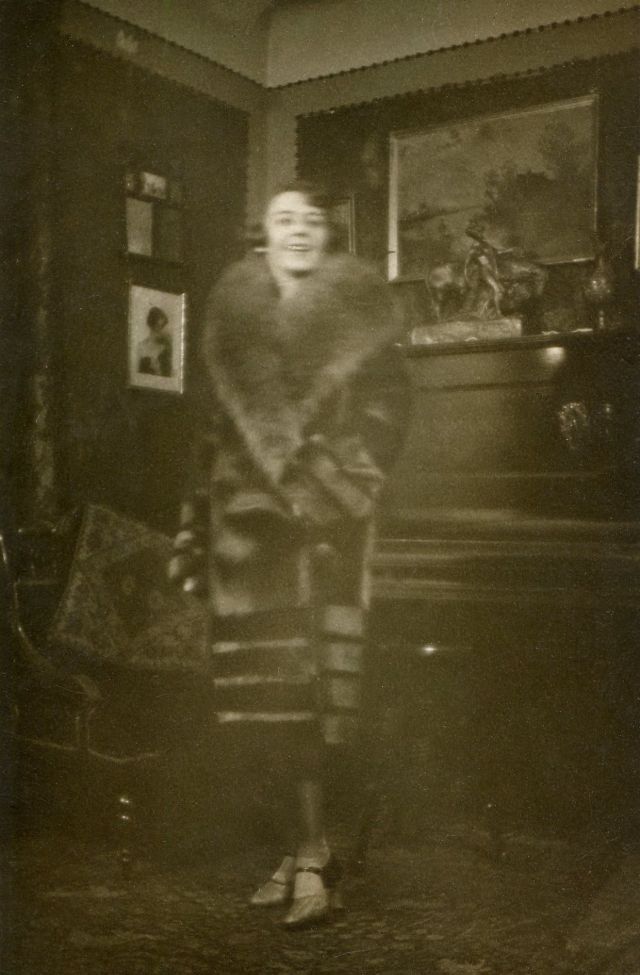 30 Beautiful Photos Capture the ’20s Women in Fur Coats ~ Vintage Everyday