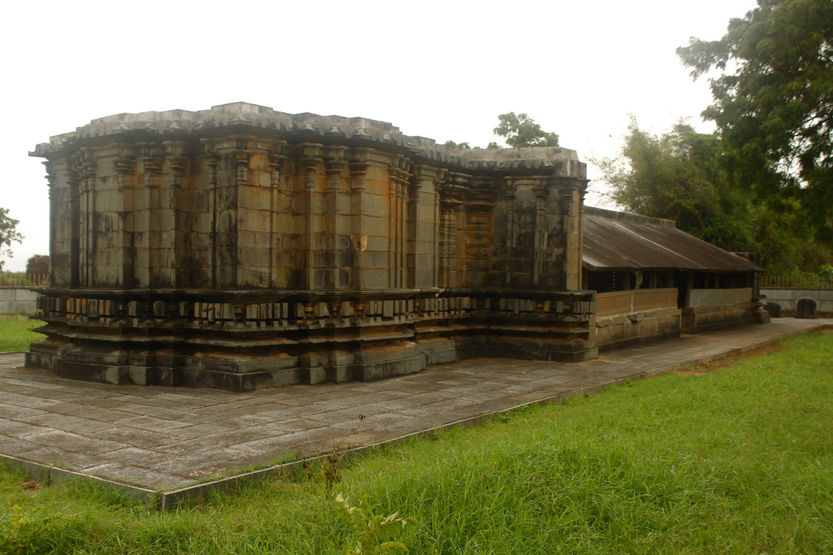 Journeys across Karnataka: Sarveshwara Devasthana, Naregal